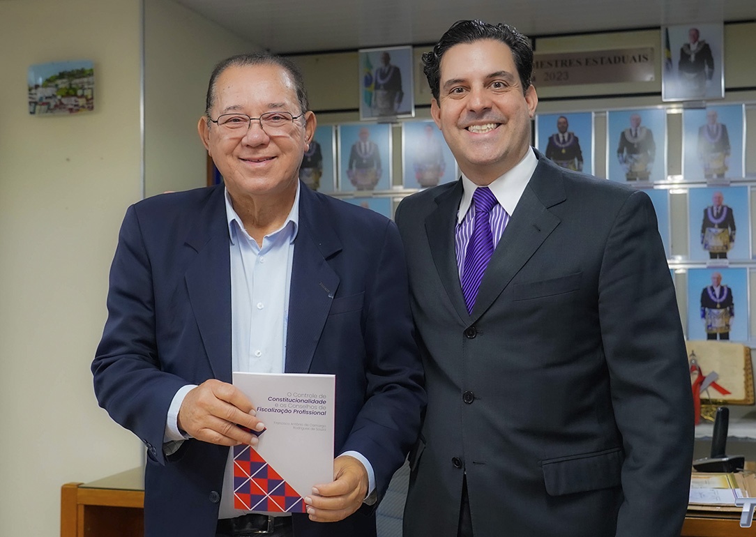 Grande Oriente do Brasil - Ministro do STJM presenteia Grão Mestre ...